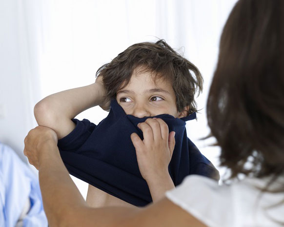 هل أصبح طفلك جاهزًا لارتداء ملابسه بنفسه؟ ساعديه بهذه الخطوات | نواعم