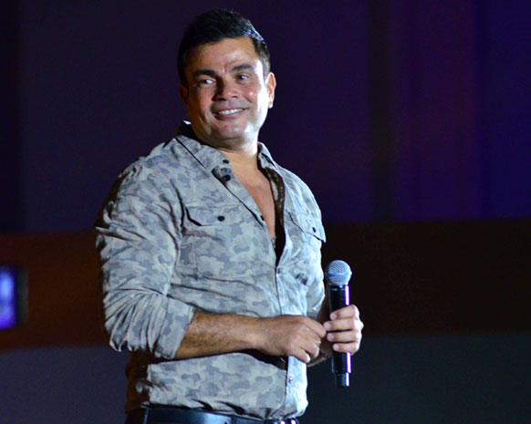 عمرو دياب يكسر الحواجز و يلتقط "سيلفي"! | نواعم