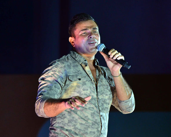 عمرو دياب يكسر الحواجز و يلتقط "سيلفي"! | نواعم